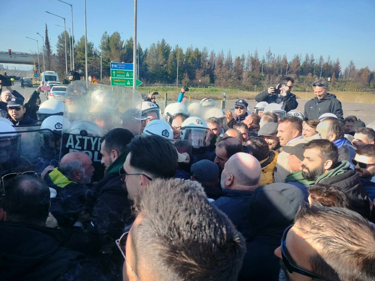 Στους δρόμους οι αγρότες στον κόμβο Πλατυκάμπου-Ένταση με τις δυνάμεις ...