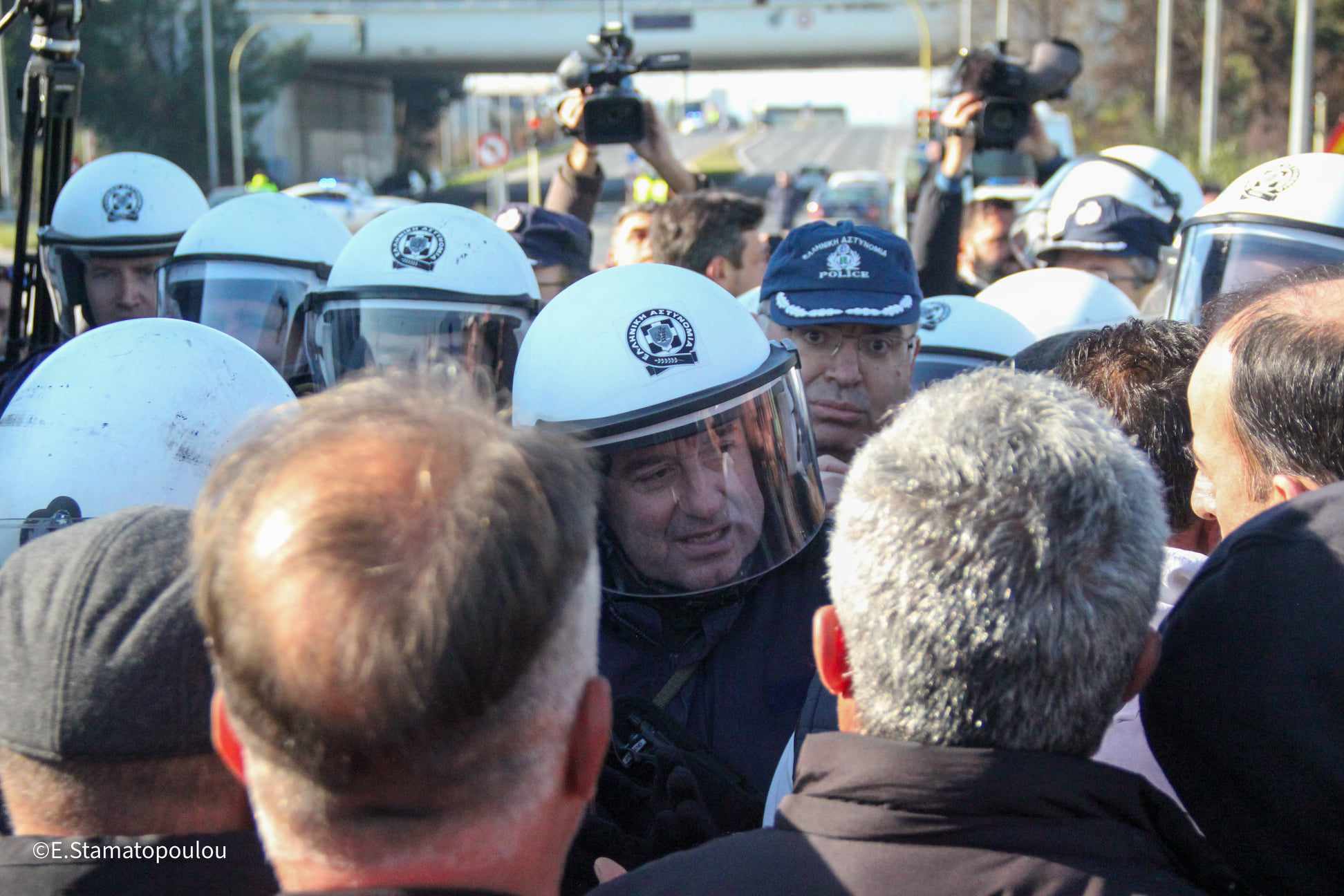 Στους δρόμους οι αγρότες στον κόμβο Πλατυκάμπου-Ένταση με τις δυνάμεις ...