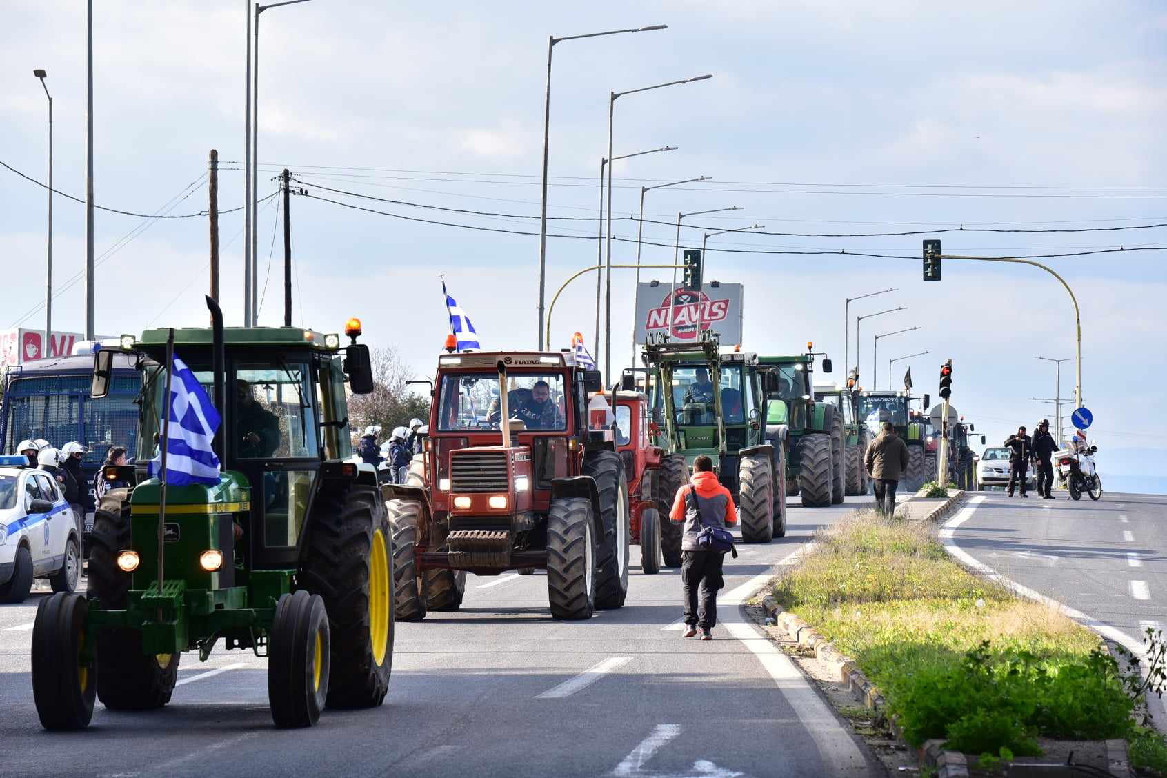 Λάρισα: Έφτασαν τα τρακτέρ στον κόμβο Πλατυκάμπου - Κλειστή η Παλαιά ...