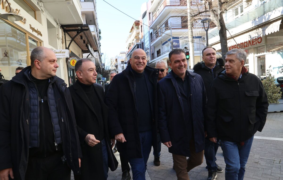 Περιήγηση του Υπουργού Εθνικής Άμυνας Νίκου Δένδια στη Λάρισα ...