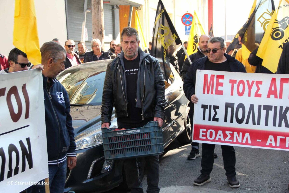 Διαμαρτυρία στον ΕΛΓΑ και μήλα και κάστανα στο οδόστρωμα από ...