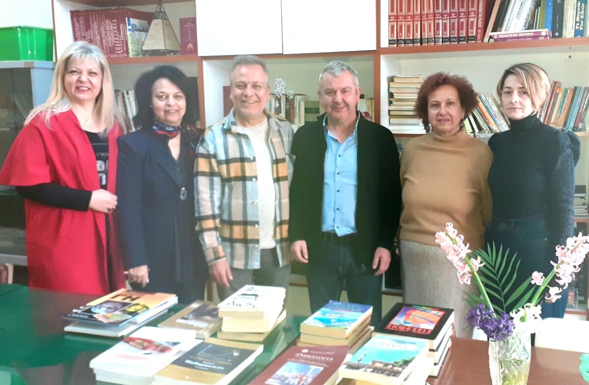Το ΠΟΚΕΛ πρόσφερε βιβλία στο 6ο Γυμνάσιο Λάρισας - LarissaPress