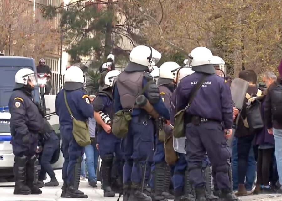 Πάνω από 40 προσαγωγές κατά την επιχείρηση της Αστυνομίας στη Σχολή ...