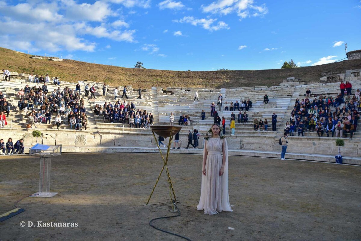 Όλα έτοιμα στο Αρχαίο Θέατρο για την άφιξη της Ολυμπιακής Φλόγας στη ...