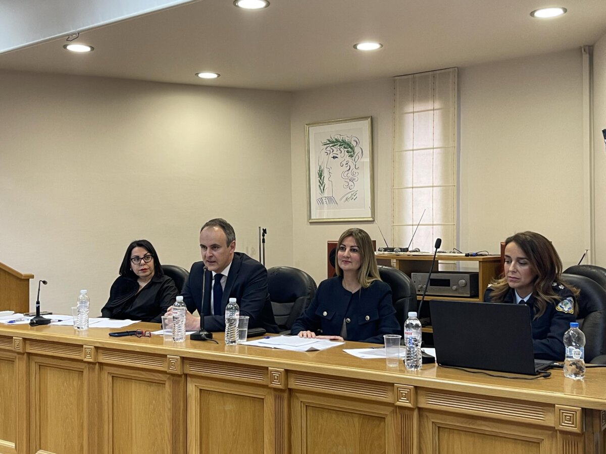 "Πρέπει να είμαστε αλληλέγγυοι σε όλα τα θύματα ενδοοικογενειακής βίας ...