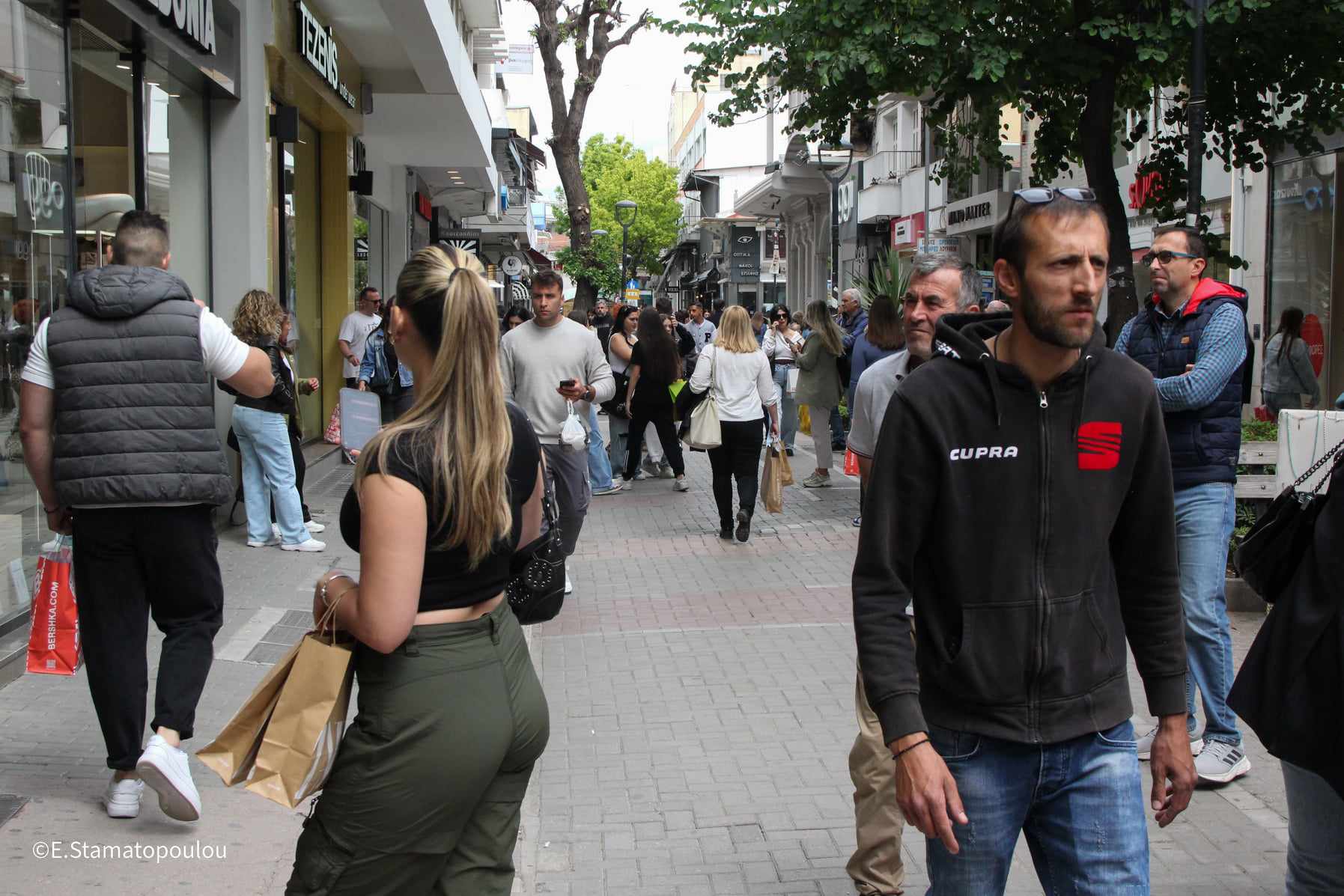 Αγορά: Τα τελευταία ψώνια για τους Λαρισαίους ενόψει Πάσχα (φωτο ...