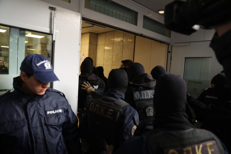 Παραδόθηκε ύποπτος για τη δολοφονία του αστυνομικού στο Ρέντη – Εντός ...
