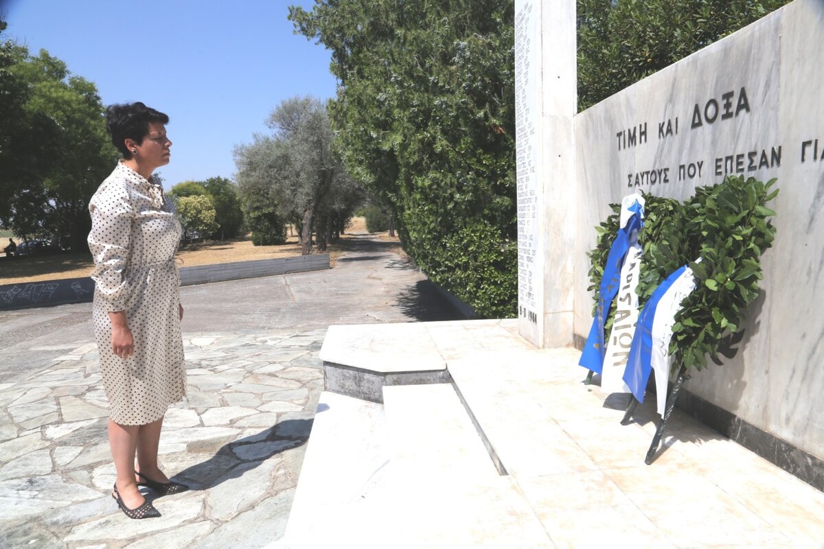 Δήμος Λαρισαίων και φορείς τίμησαν τους εκτελεσθέντες στο Ομορφοχώρι ...