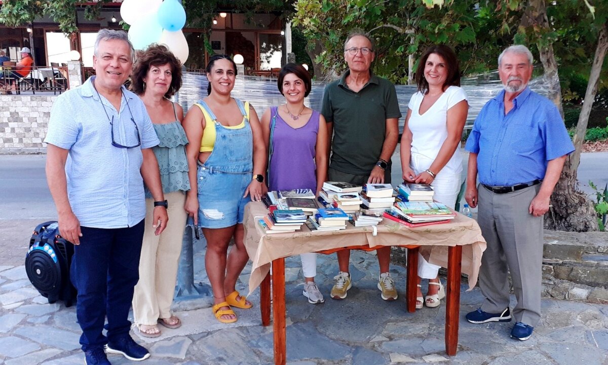 Βιβλιοθήκη και ζωγραφική για παιδιά με εκπλήξεις στην πλατεία της ...