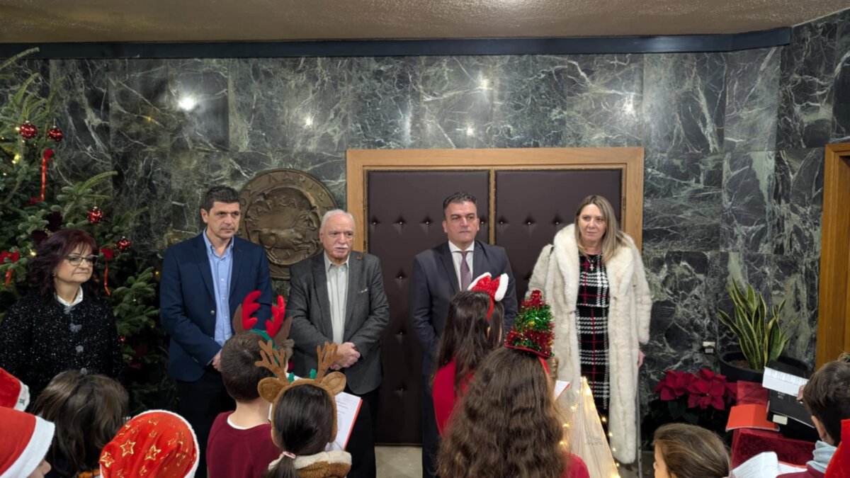 Χριστουγεννιάτικα κάλαντα από το 16ο Δημοτικό Λάρισας - LarissaPress