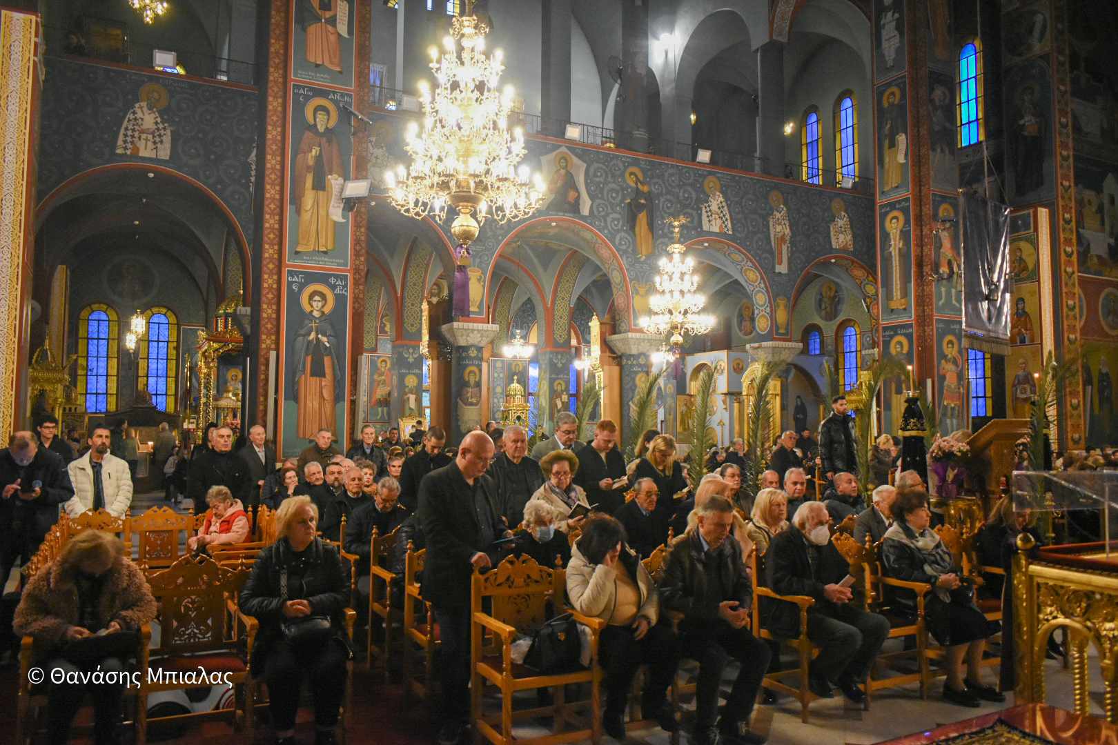 Λάρισα: Σε κατανυκτική ατμόσφαιρα η Ακολουθία του Νυμφίου στον Ιερό Ναό ...