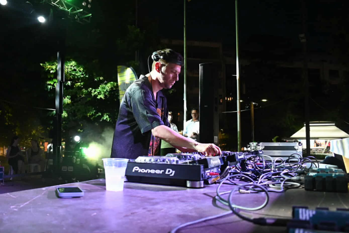 Μετά τον Ρουβά, τη «σκυτάλη» παίρνει ο DJ CJ Jeff στο 2ο Larissa Coffee ...