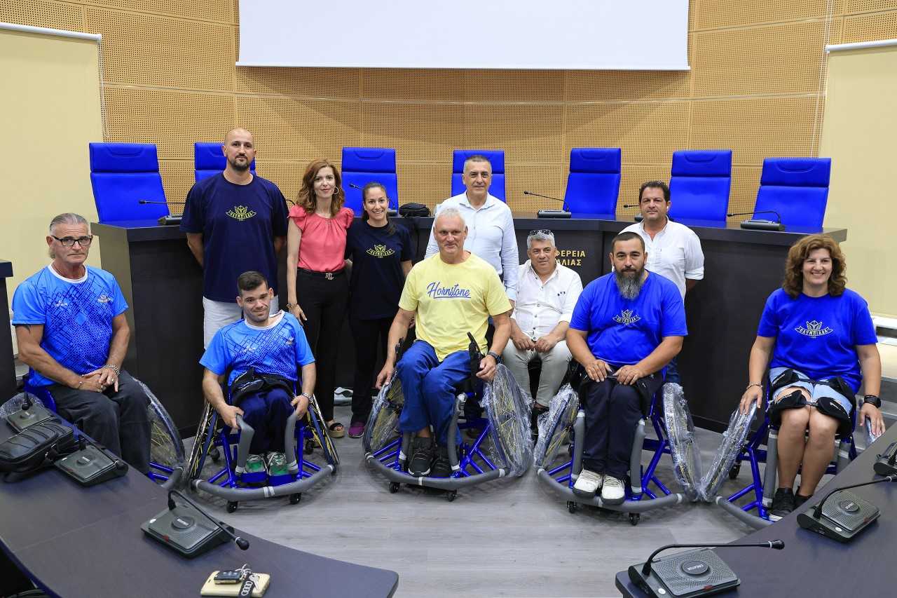 Περιφέρεια Θεσσαλίας: Παρέδωσε πέντε αναπηρικά αμαξίδια στην ομάδα ...