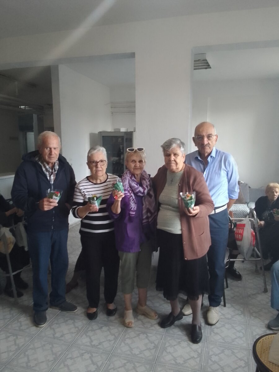 Η Ε.Ε.Ν.Α.Λ στο γηροκομείο με την καλαγχόη - LarissaPress