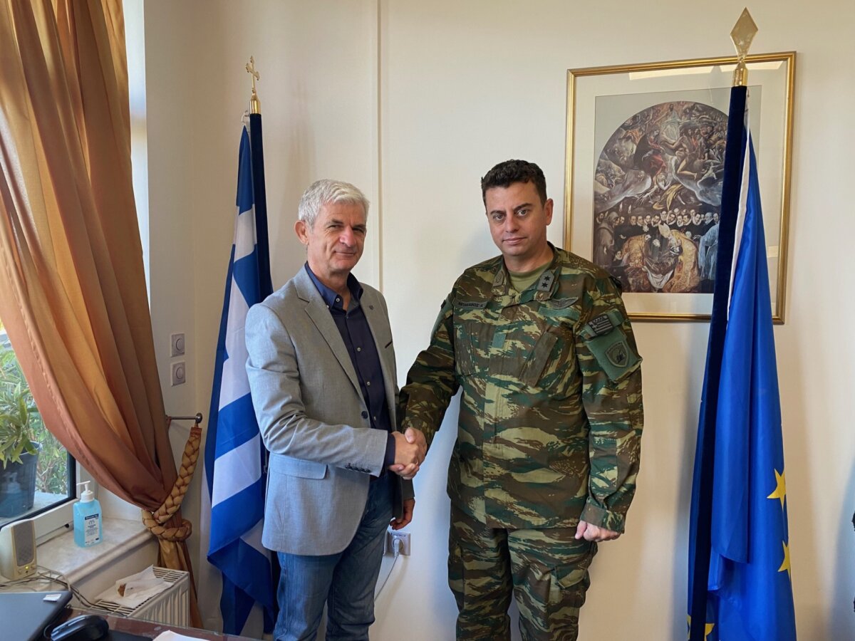 Ο Διοικητής του Στρατιωτικού Κτηνιατρικού Μουσείου Λάρισας στον αν ...