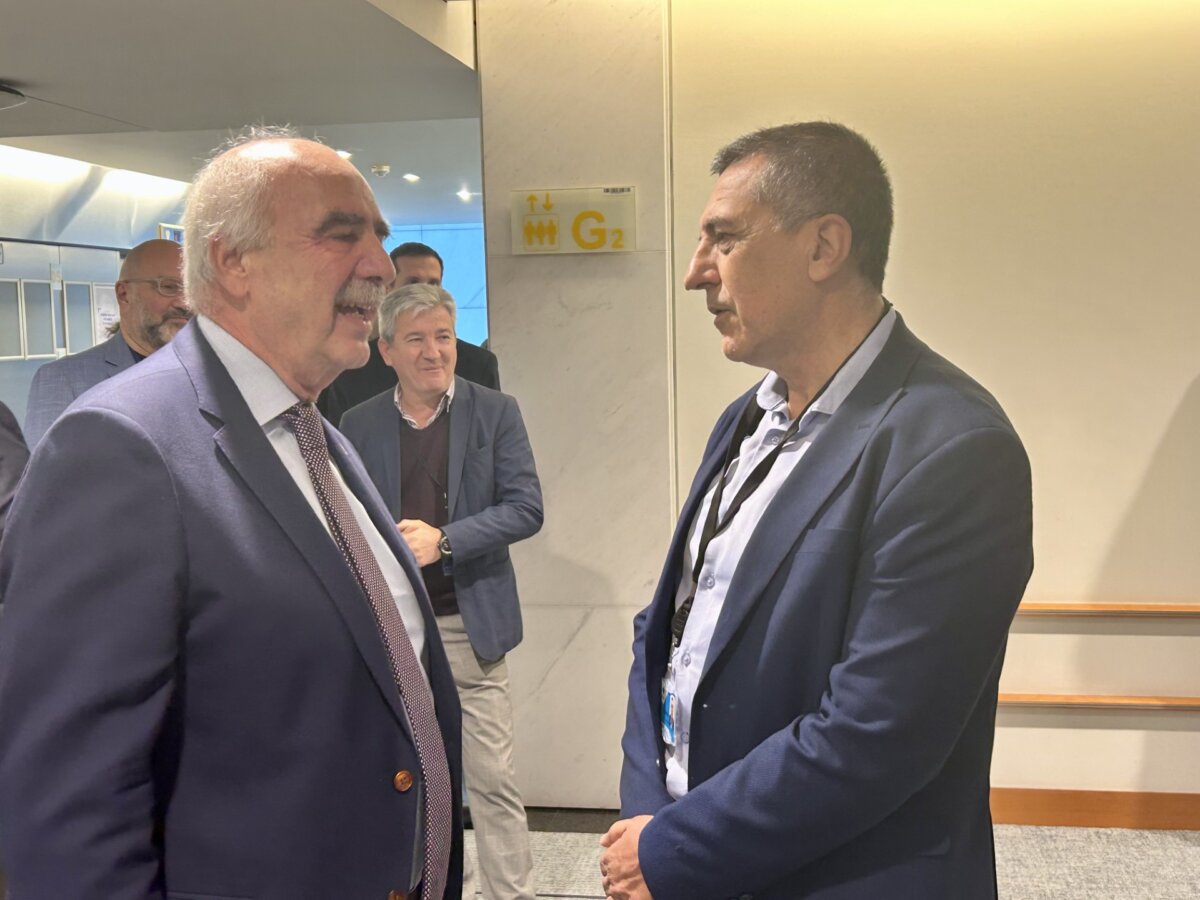 Επαφές Κουρέτα σε... φόντο γαλάζιο - LarissaPress
