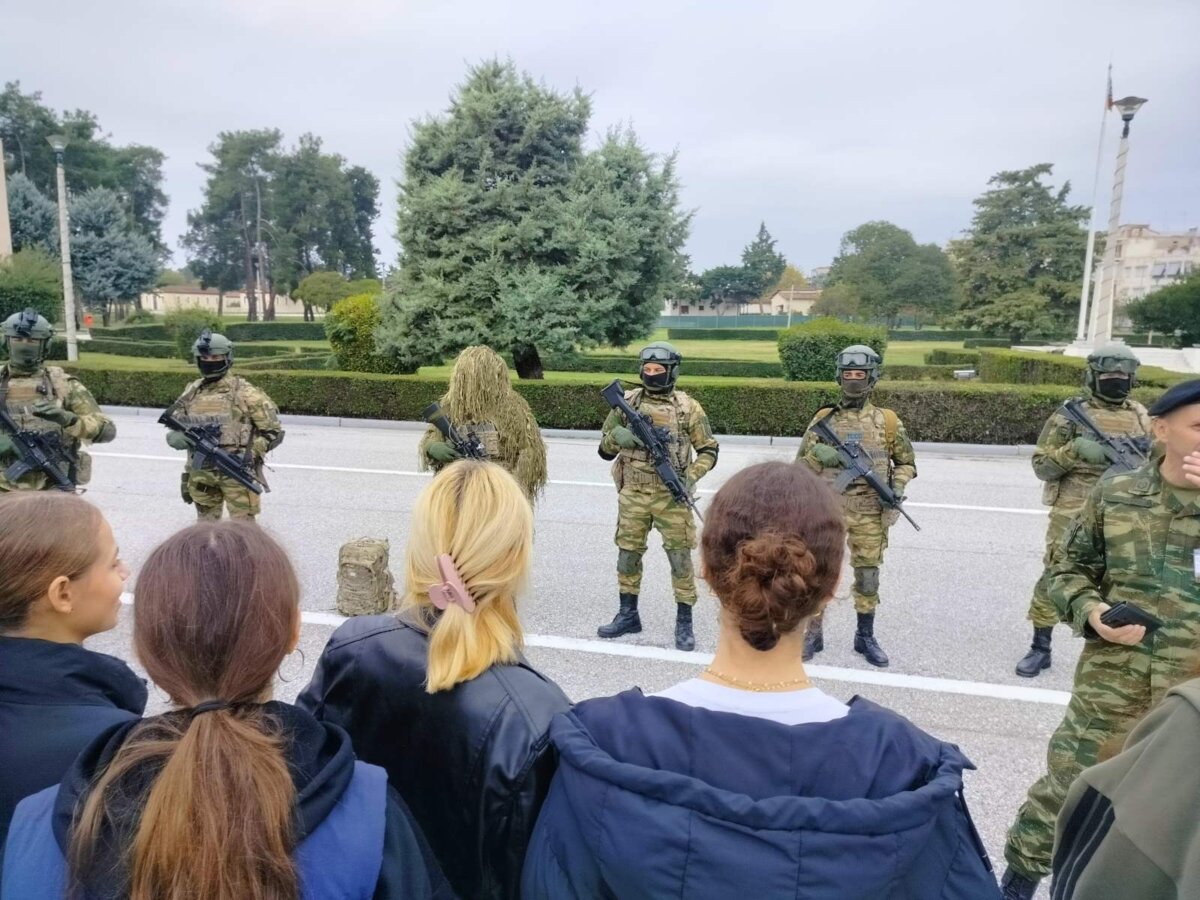 Το 12ο ΓΕΛ Λάρισας επισκέπτεται την 1η ΣΤΡΑΤΙΑ/EU-OHQ - LarissaPress