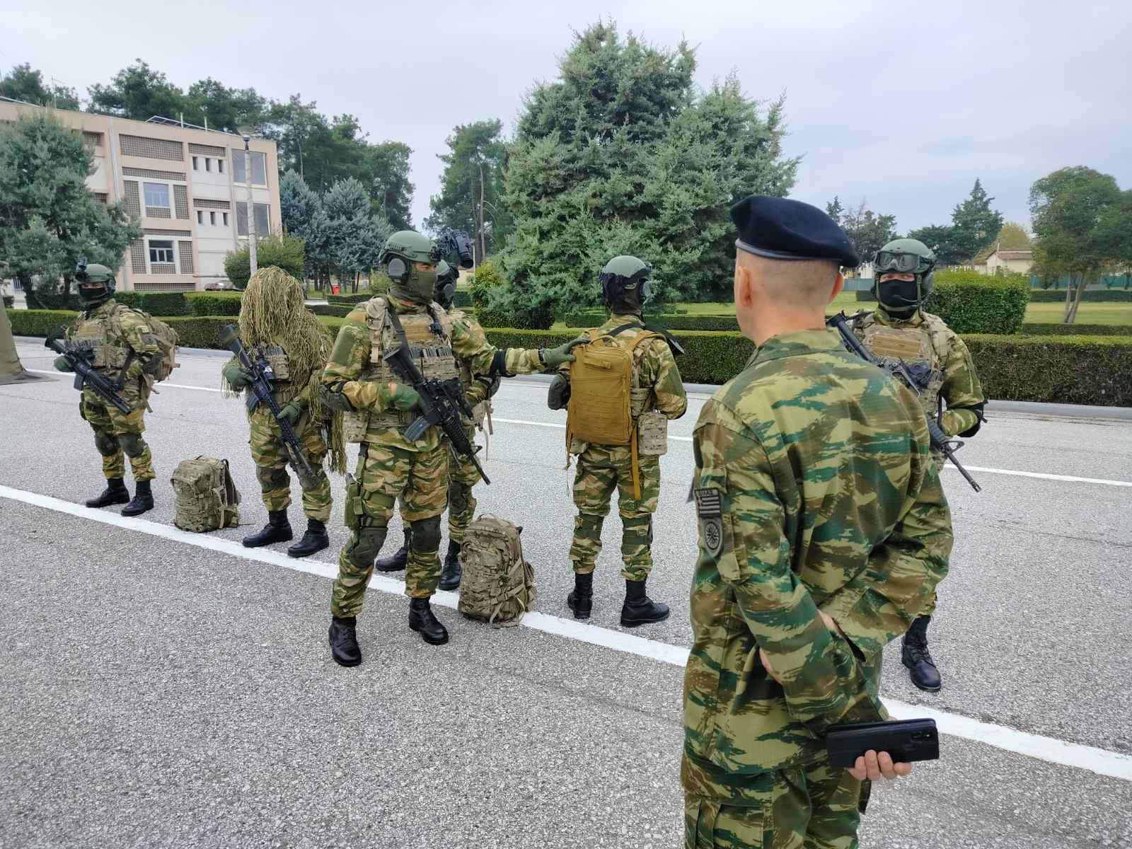 Το 12ο ΓΕΛ Λάρισας επισκέπτεται την 1η ΣΤΡΑΤΙΑ/EU-OHQ - LarissaPress