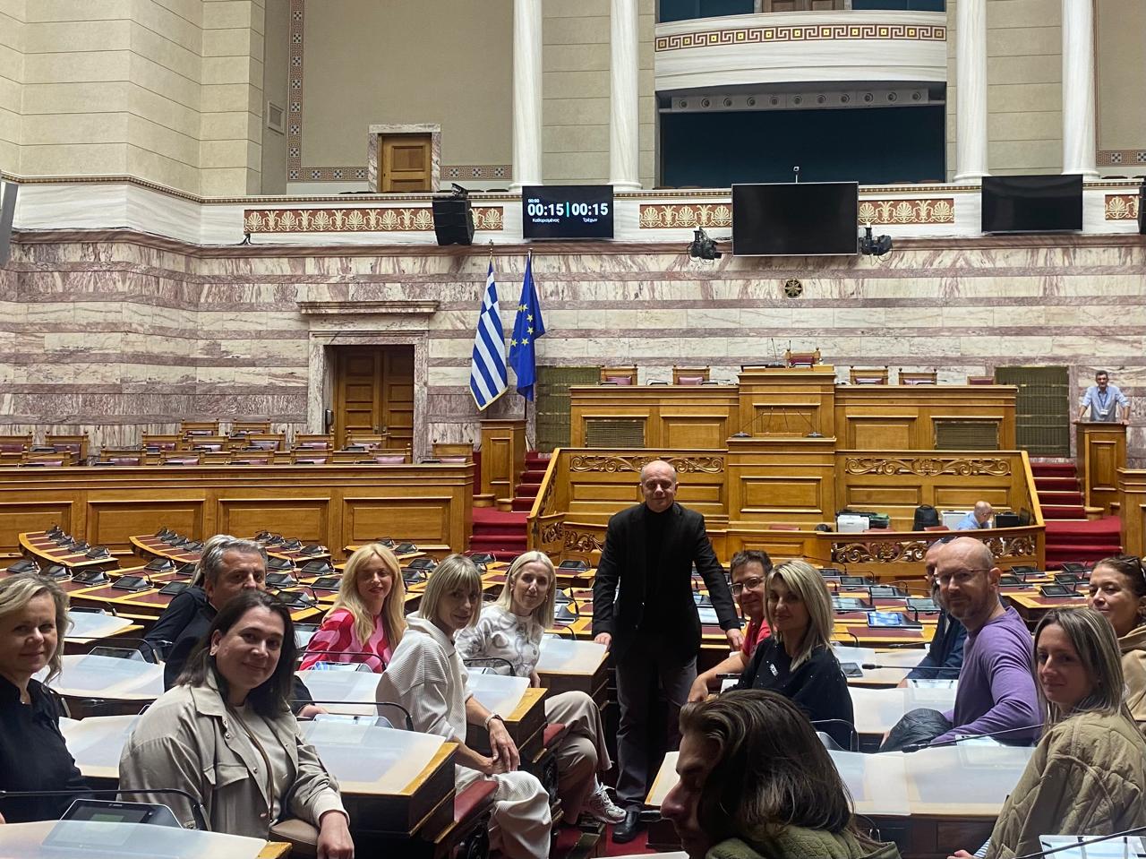 Ο Χρ. Καπετάνος με παιδιά, δασκάλους και γονείς της Φαλάνης — μιλώντας ...