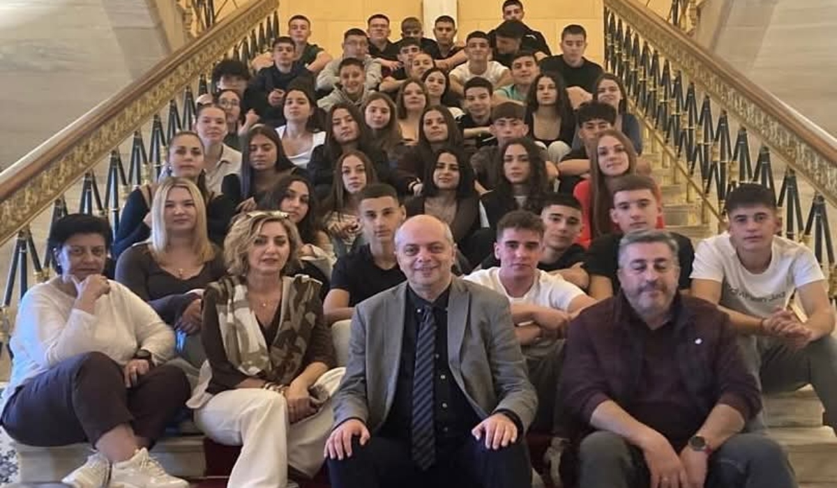 Ο Χρήστος Καπετάνος με τους μαθητές του 2ου ΓΕΛ Φαρσάλων στη Βουλή ...