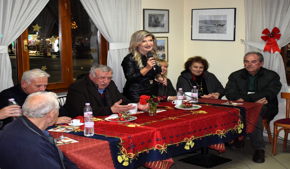 Φωταγωγήθηκε το χριστουγεννιάτικο δέντρο του ΚΑΠΗ Νίκαιας - LarissaPress