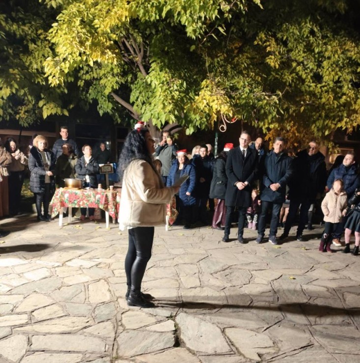 Φωταγωγήθηκε το Χριστουγεννιάτικο Δέντρο στον Πέρα Μαχαλά - LarissaPress