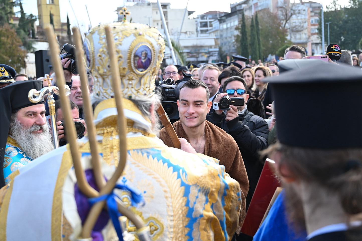 Ποιος είναι ο 22χρονος που έπιασε τον Σταυρό στη Λάρισα (ΦΩΤΟ και ...