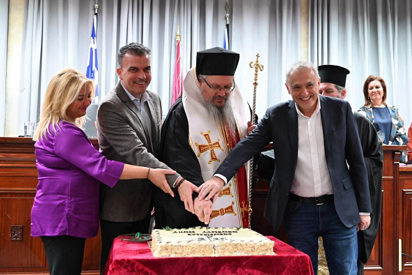 Έκοψε την πρωτοχρονιάτικη πίτα του το Δημοτικό Συμβούλιο Λάρισας ...